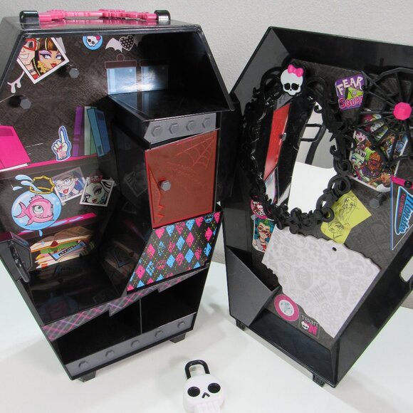 Mattel | Toys | Monster High Draculaura Draculocker Coffin Doll Closet ...